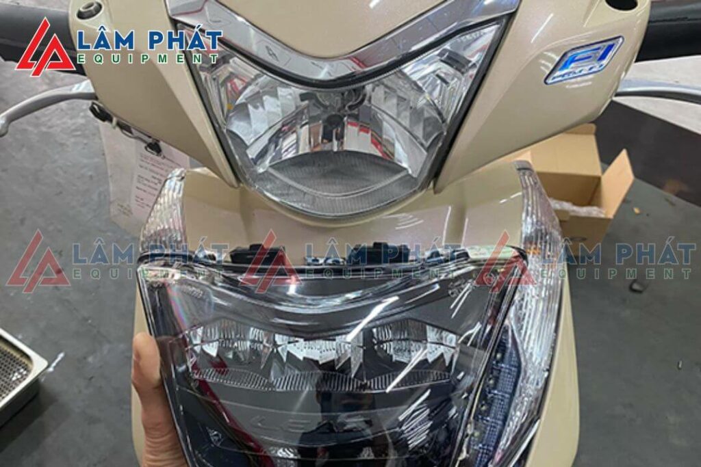 Thay bóng đèn xe Vision giá bao nhiêu? [Giá thay 2025]