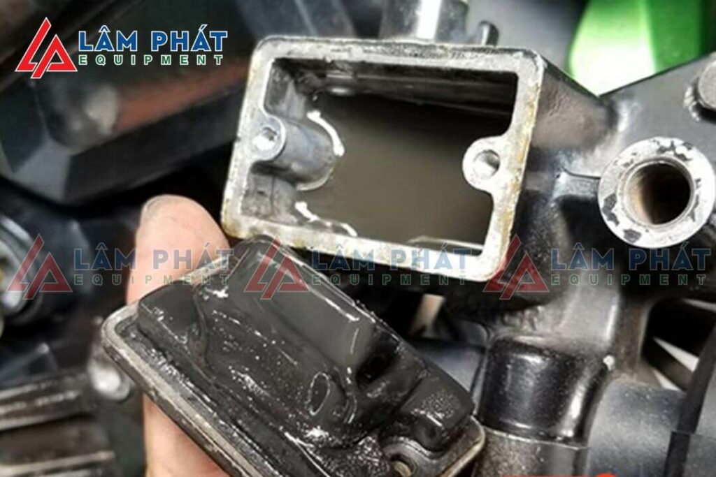 Thay dầu thắng đĩa xe máy bao nhiêu tiền? [Giá thay 2025]